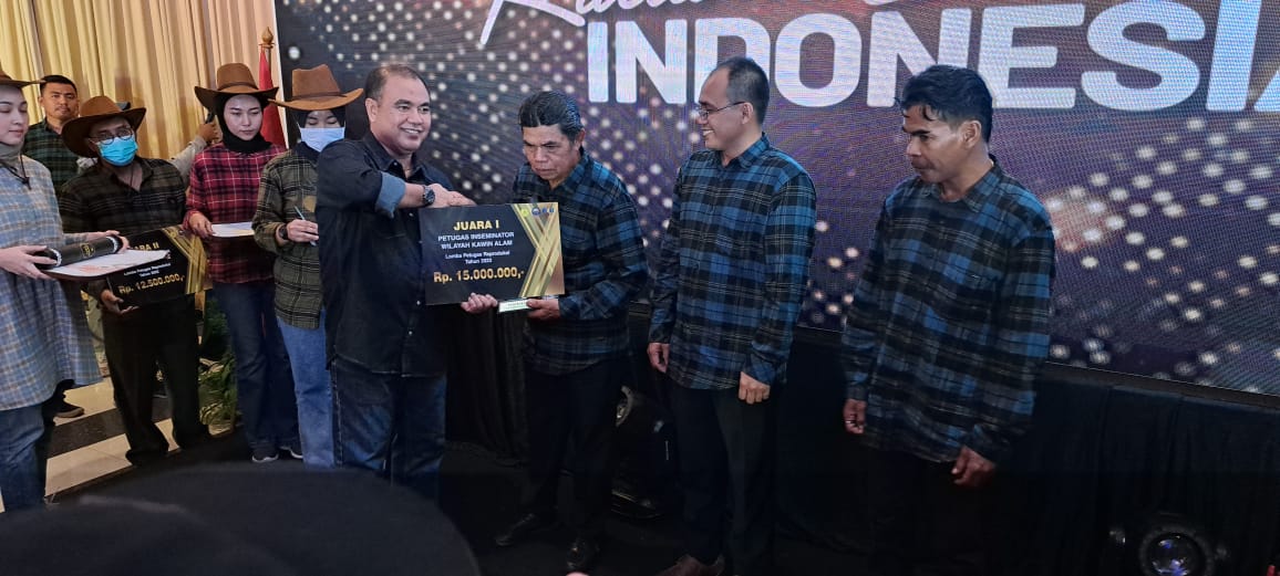 Harumkan Nama Sulsel, Alimuddin Hajar Meraih Inseminator Terbaik di ...