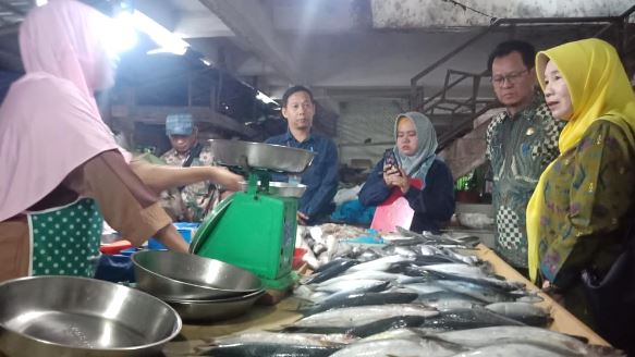 Plt Asisten II Sidak Pasar Inpres Muara Enim Jelang Bulan Suci Ramadan 1445 H - Suara Pemerintah