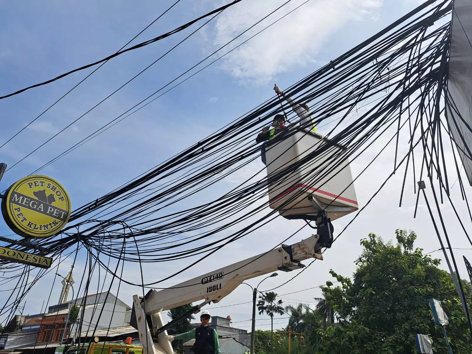 Kota Depok Tata Kabel Udara di Kantor Kecamatan yang Ganggu Estetika