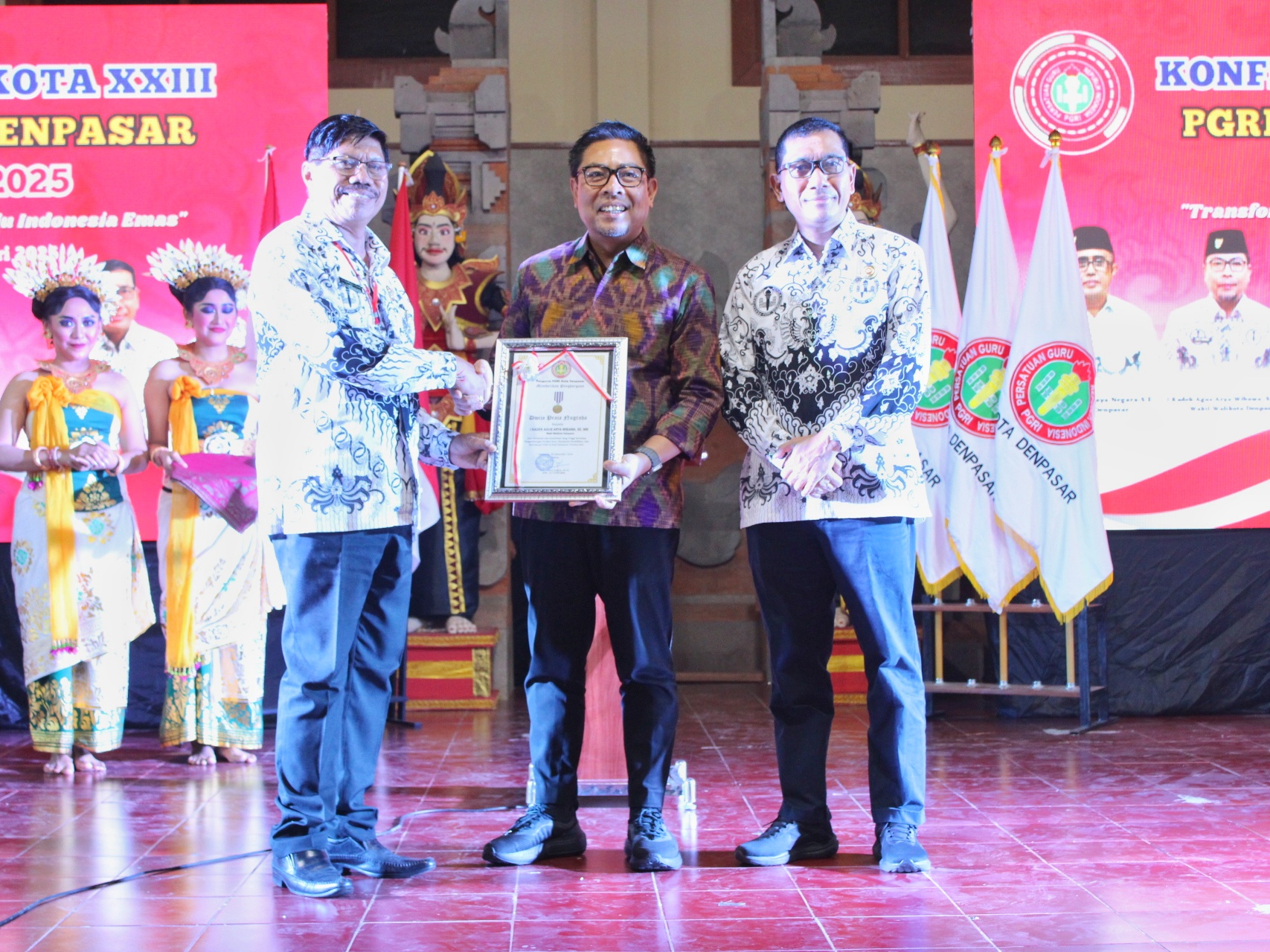 Wawali Arya Wibawa Dianugrahi Penghargaan Dwija Praja Nugraha Atas ...