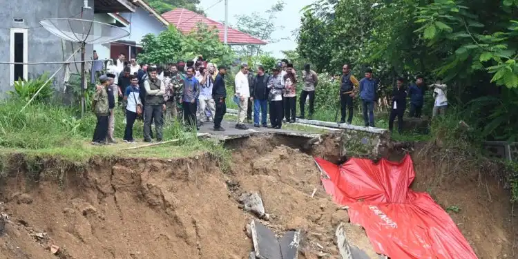 Pj Bupati Kuningan Agus Toyib ‘Motoran’ Tinjau Bencana Longsor di Desa ...